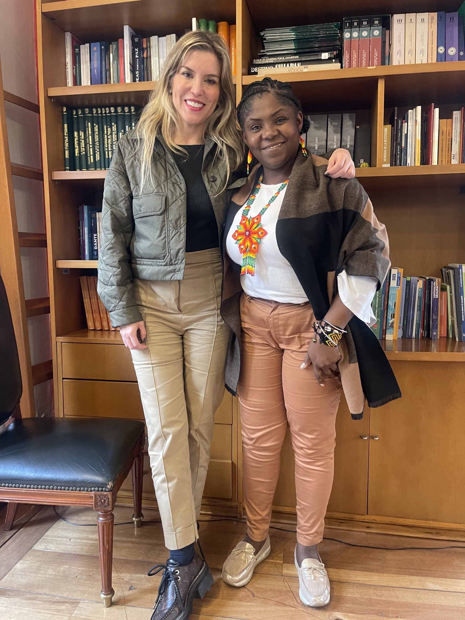 Angela Benedetti se desmonta del bus petrista y cuestiona la propuesta ...